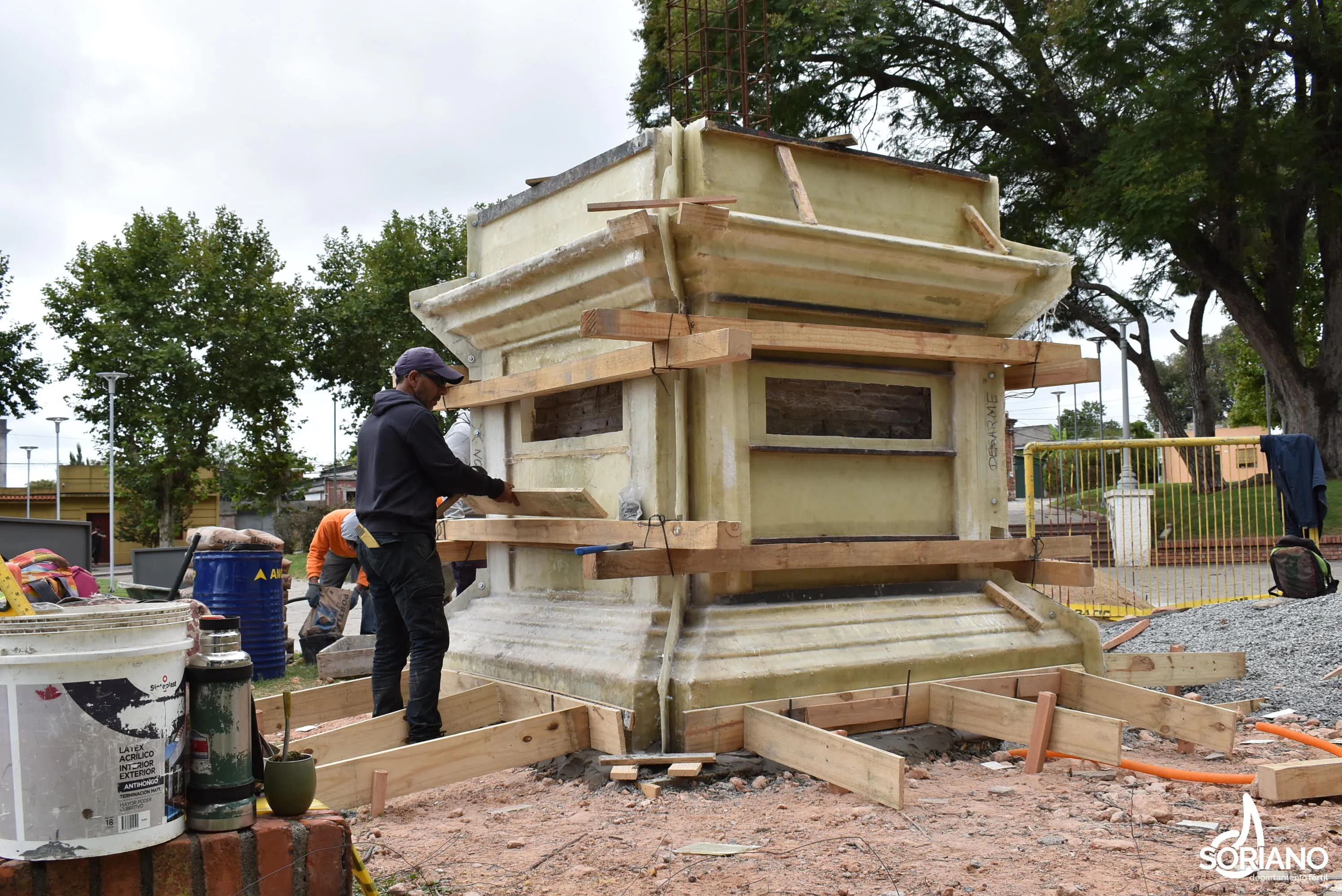 Conformación de basamento para la instalación de columna en plaza Rivera